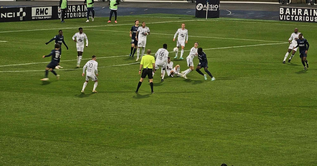 Football (Ligue 2) - Fin de série pour le SC Bastia au Paris FC (1-0)