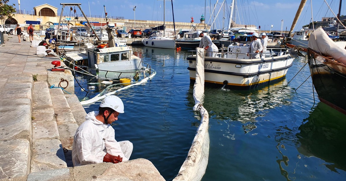 Le naufrage d'un bateau cause une pollution dans le vieux-port de Bastia