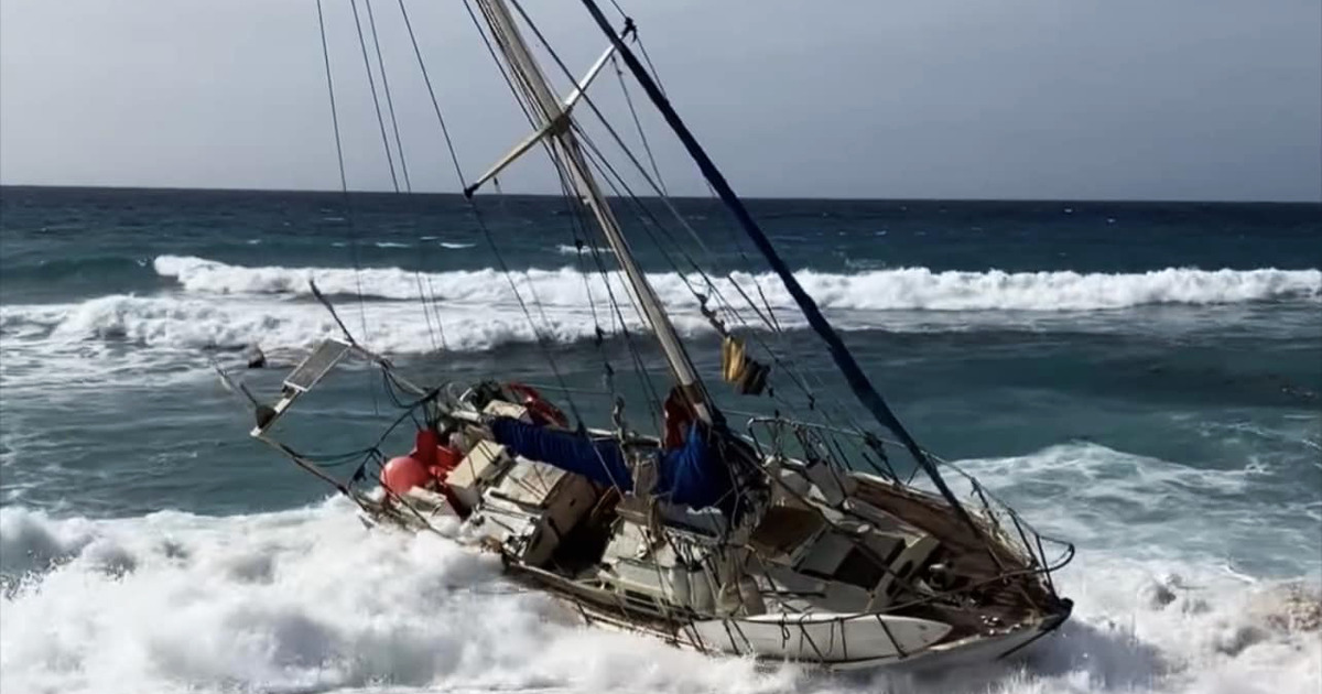 Voilier drossé à la côte par des déferlantes sur la plage de Capu ...