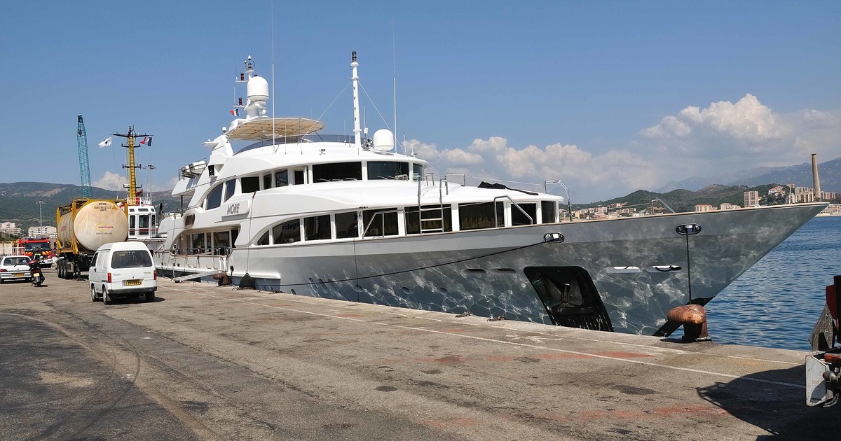 Un yacht de 43 mètres remorqué à Ajaccio